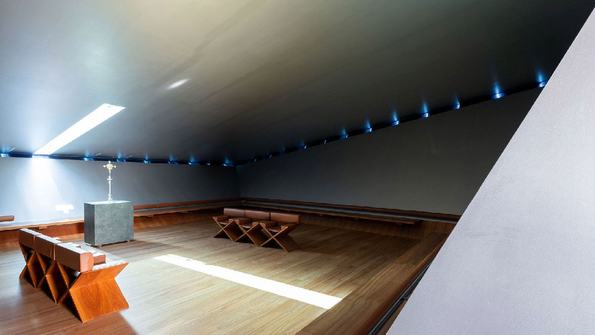 La capilla funeraria con forma de pirámide que cambia de color