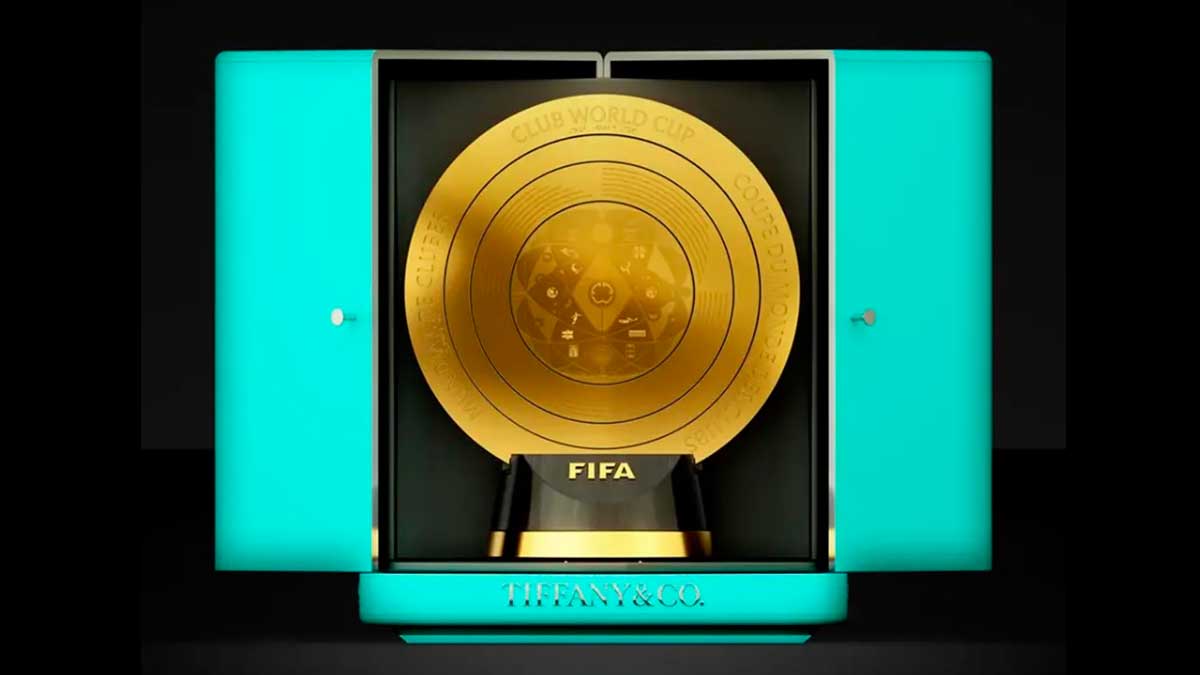 Tiffany firma el trofeo del nuevo Mundial de Clubes de la FIFA