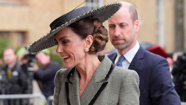 Kate Middleton brilla con un look azul marino y joyas de Isabel II